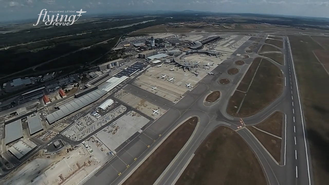 Vídeň Schwechat: Přelet mezinárodního letiště v plném provozu a letmé ...